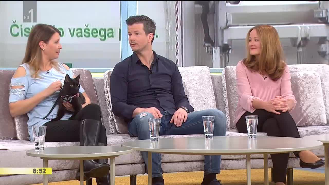 Te male živali: Boštjan in Lara Romih z mačkom Jackom