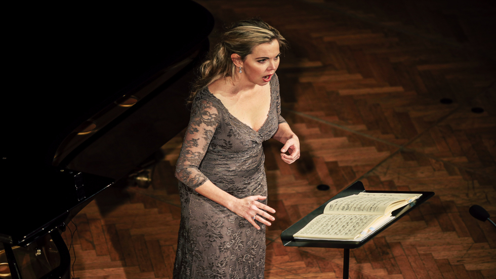 Sopranistka Mojca Erdmann in pianist Malcolm Martineau