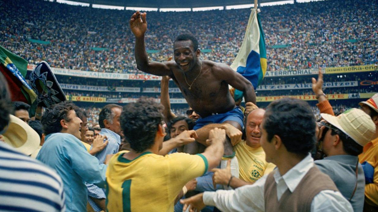 Nad Guadalajaro se dviga ogromen kip legendarnega Peléja - RTV SLO