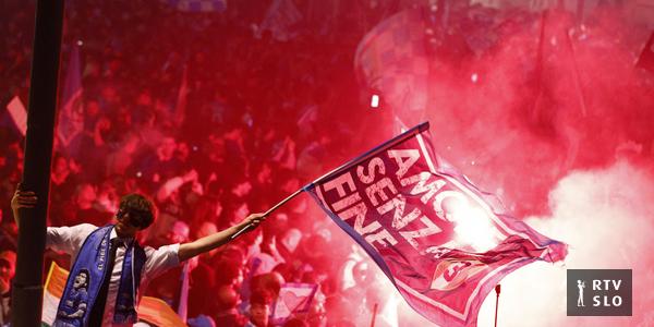 Neapelj ob prvem scudettu Napolija po obdobju Maradone zajela praznična ...