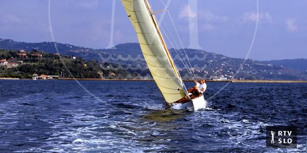 Piha široko, izplujeva: jadrnica Galeb kot simbol življenjske drže Pina ...
