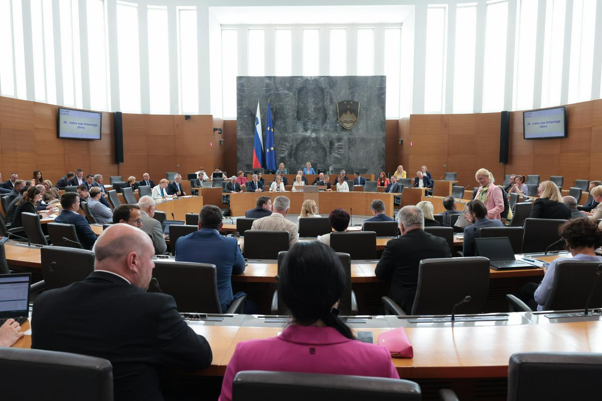 Tarča: Razkrivamo posnetke o dogovarjanju politikov o JEK-u 2 - RTV SLO