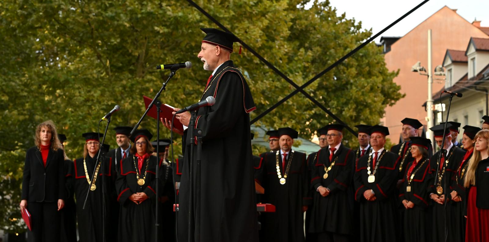 Objavljen je razpis za vpis v dodiplomske in magistrske študijske programe. Na voljo je 20.442 ...