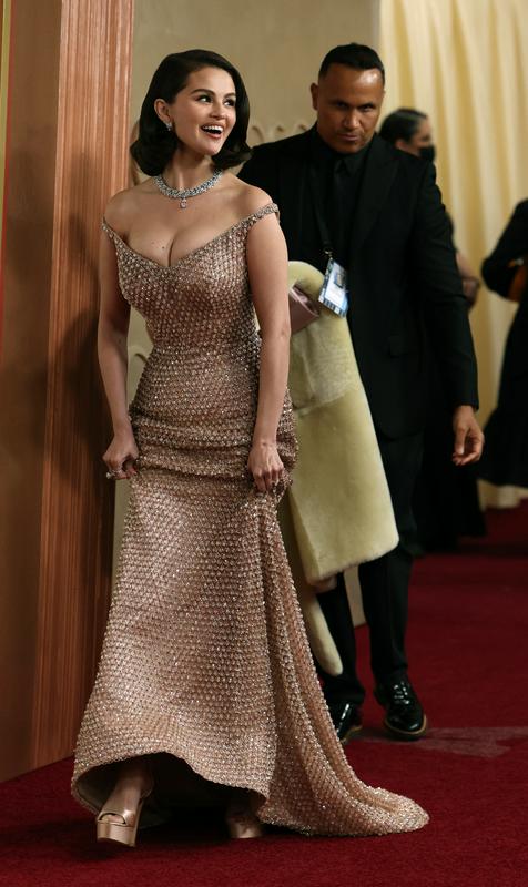 Umetelno okrašeni nohti, narobe obrnjena verižica, ogledalca na obleki in Ariana kot lestenec ...