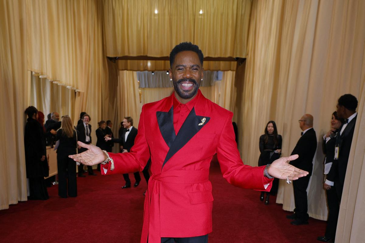 Umetelno okrašeni nohti, narobe obrnjena verižica, ogledalca na obleki in Ariana kot lestenec ...