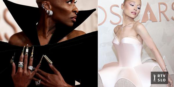 Umetelno okrašeni nohti, narobe obrnjena verižica, ogledalca na obleki in Ariana kot lestenec ...