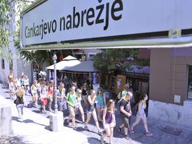 "Turisti, marš!" – Ob rekordnem poletnem obisku Ljubljančani vse bolj siti turistov - RTV SLO