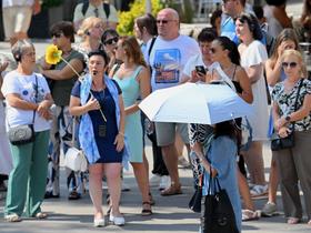 "Turisti, marš!" – Ob rekordnem poletnem obisku Ljubljančani vse bolj siti turistov - RTV SLO