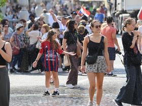 "Turisti, marš!" – Ob rekordnem poletnem obisku Ljubljančani vse bolj siti turistov - RTV SLO