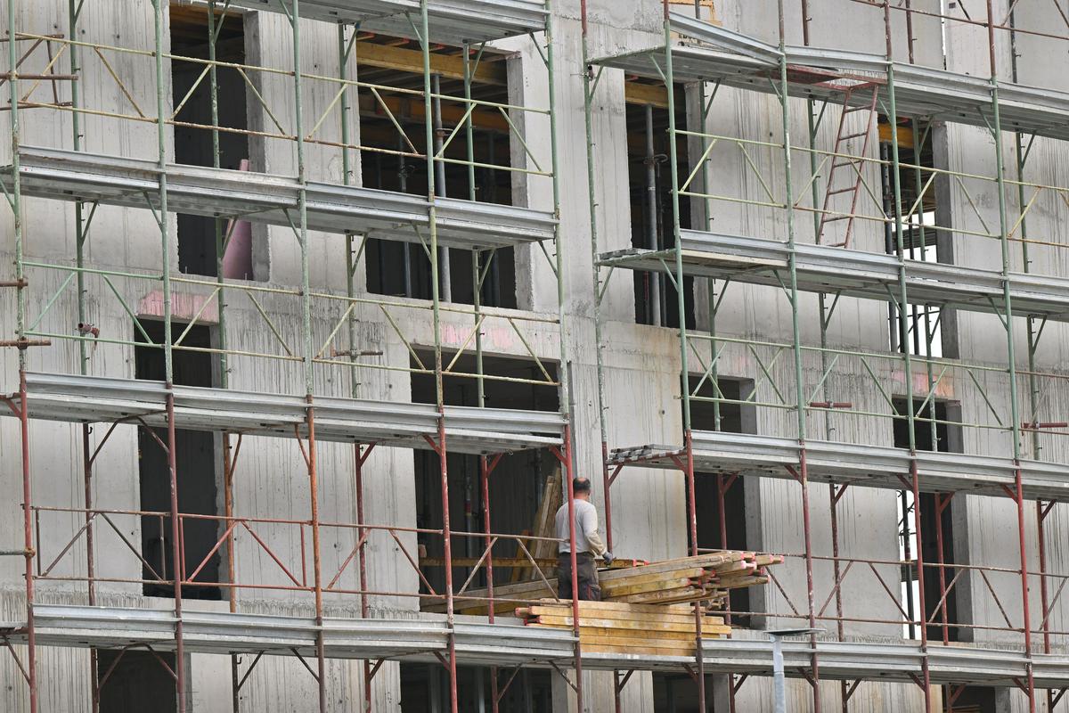 Mesec odgovarja Golobu: Presoja o ustrezni višini minimalne plače je v ...