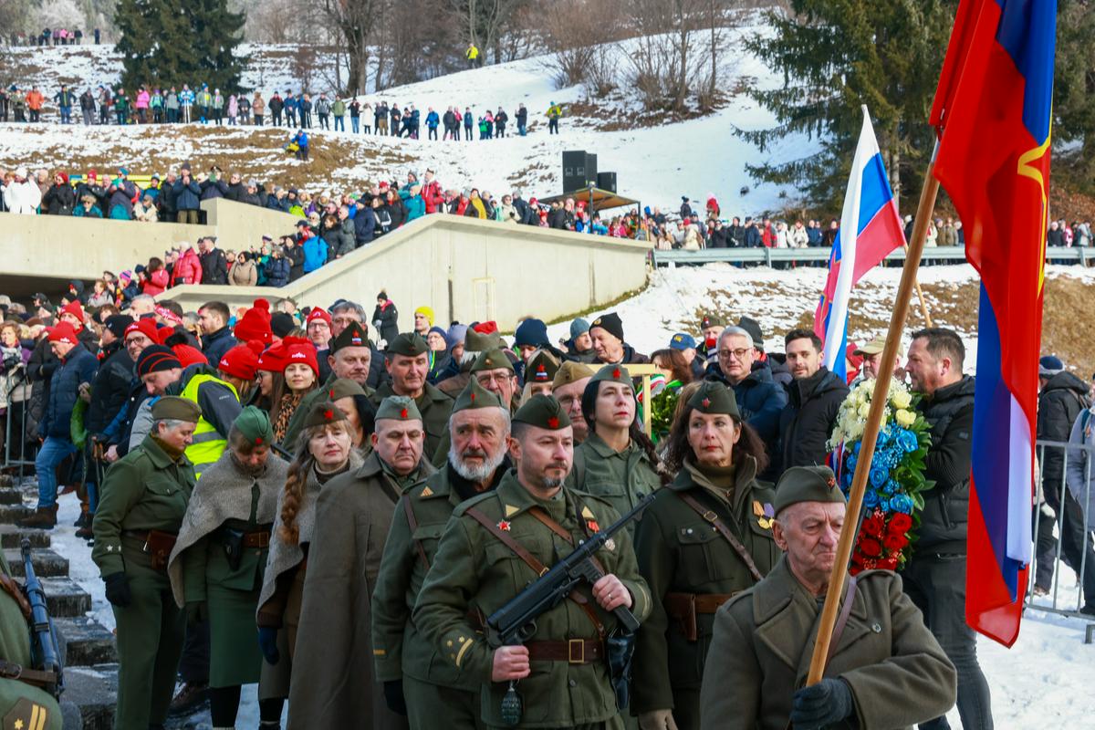 Golob na Osankarici: Ostanimo pokončni in uprimo se normalizaciji ...