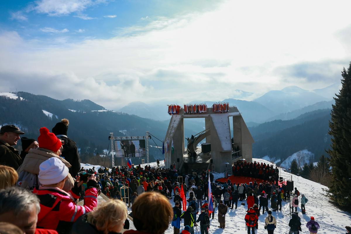 Golob na Osankarici: Ostanimo pokončni in uprimo se normalizaciji ...