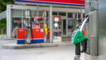 Skok na svetovnih borzah, cena nafte padla za pet odstotkov - RTV SLO