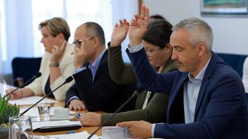 Resni.ca za obvezno testiranje funkcionarjev na mamila, a ne na ...