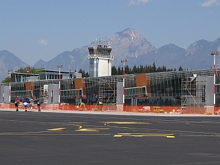 Aerodrom presenečen nad imenom - RTV SLO